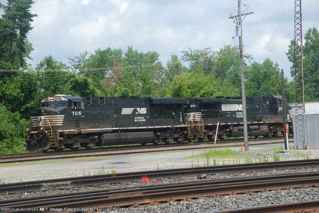 NS 7515 take a roadrailer west.